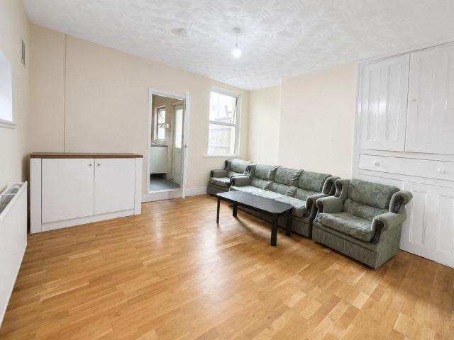 4 bedroom semi detached house to rent