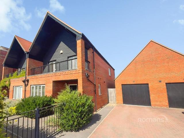 4 bedroom semi detached house to rent