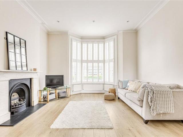 4 bedroom semi detached house to rent