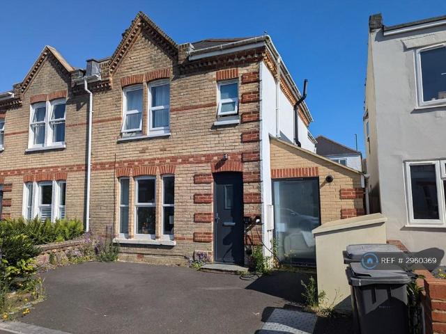 4 bedroom semi detached house to rent