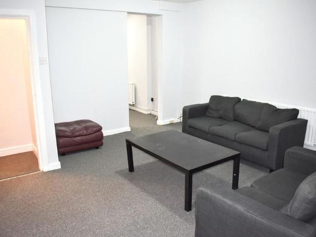 4 bedroom semi detached house to rent
