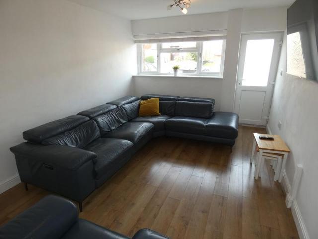 4 bedroom semi detached house to rent