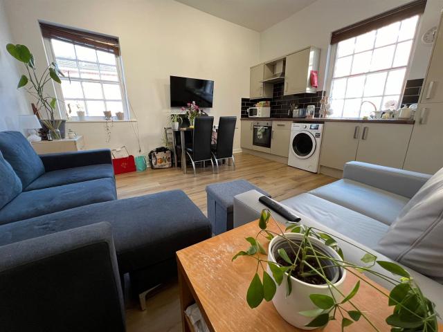 4 bedroom semi detached house to rent