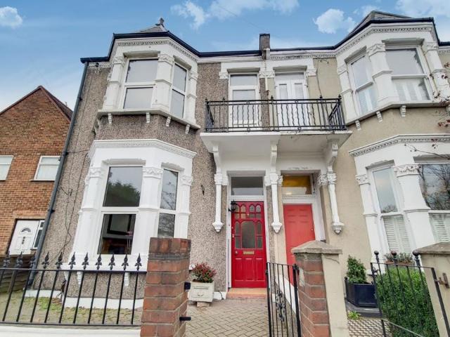 4 bedroom semi detached house to rent