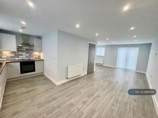4 bedroom semi detached house to rent