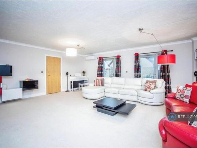 4 bedroom semi detached house to rent