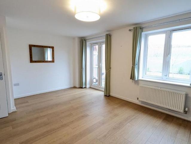4 bedroom semi detached house to rent