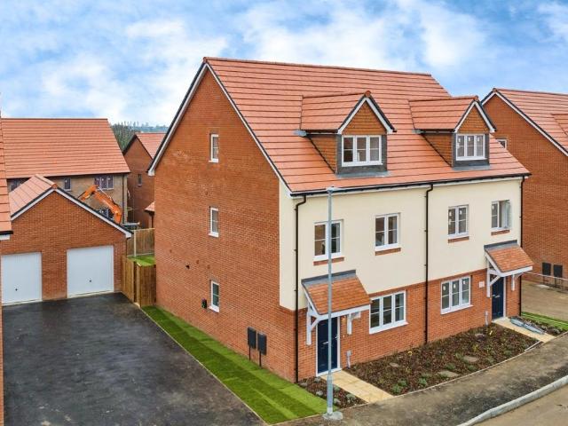 4 bedroom semi detached house for sale