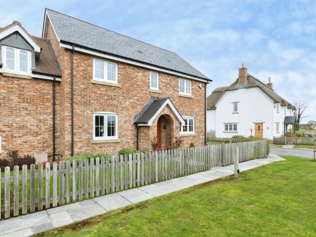 4 bedroom link detached house for sale