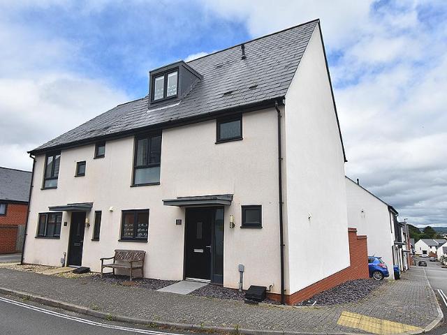 4 bedroom semi detached house for sale