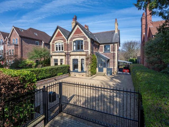 4 bedroom semi detached house for sale