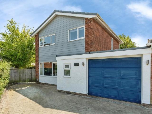 4 bedroom link detached house for sale
