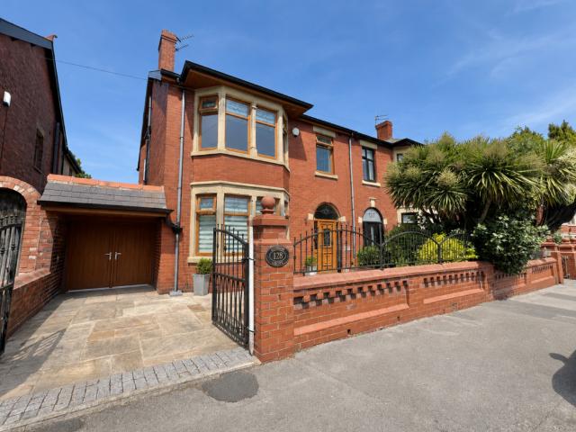 4 bedroom semi detached house for sale