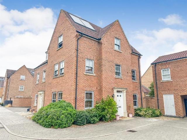 4 bedroom semi detached house for sale