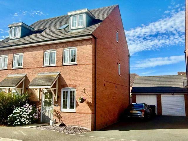 4 bedroom semi detached house for sale
