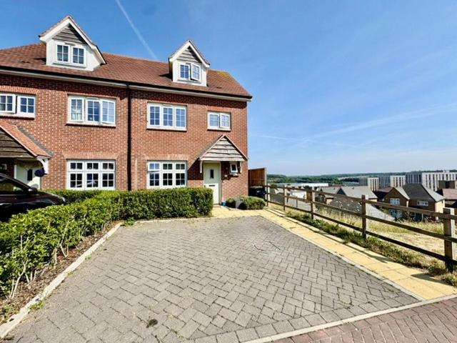 4 bedroom semi detached house for sale