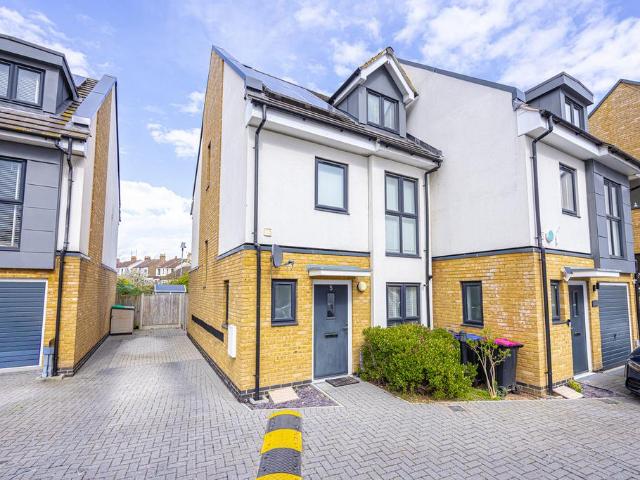 4 bedroom semi detached house for sale