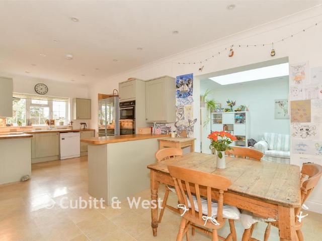 4 bedroom link detached house for sale