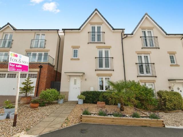 4 bedroom semi detached house for sale
