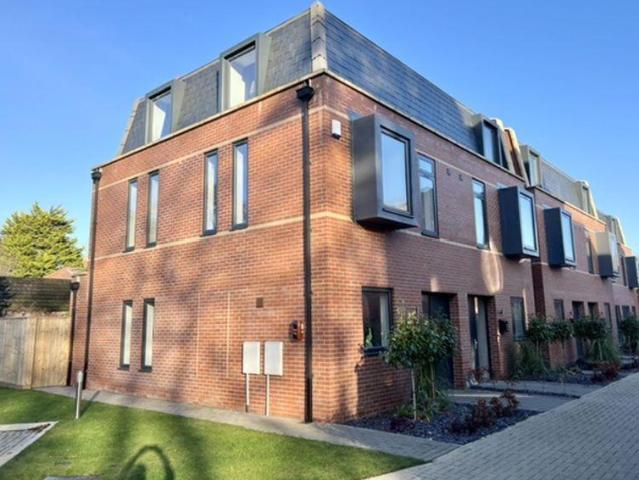 4 bedroom semi detached house for sale