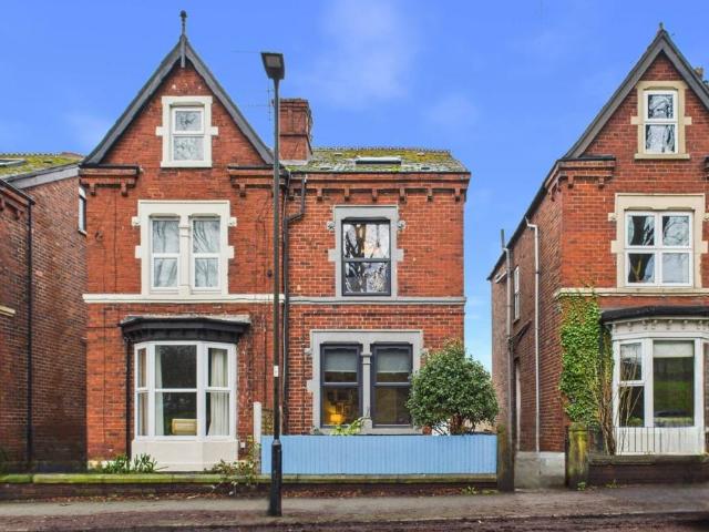 4 bedroom semi detached house for sale
