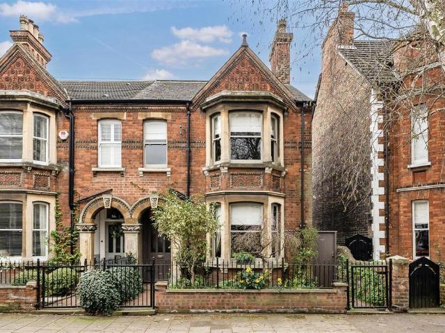 4 bedroom semi detached house for sale