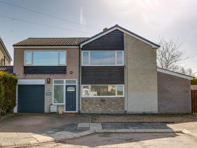 4 bedroom link detached house for sale