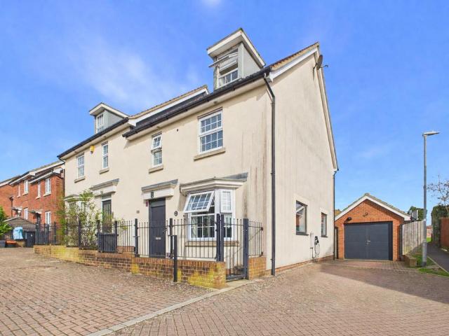 4 bedroom semi detached house for sale