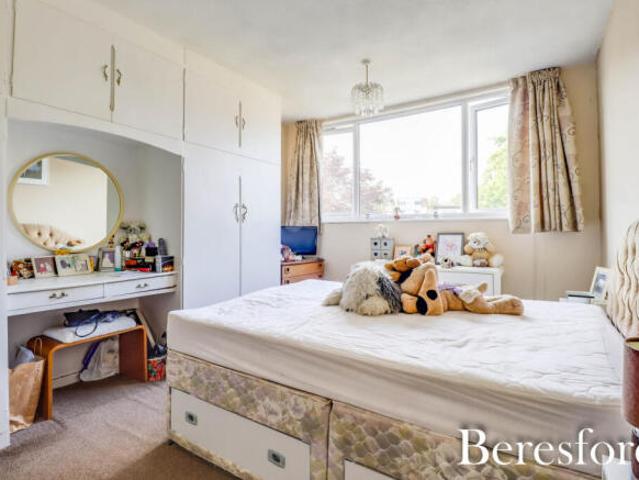 4 bedroom semi detached house for sale in Vine Way, Brentwood, CM14
