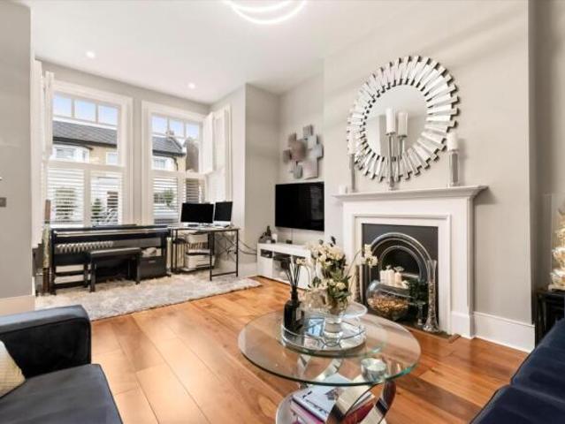 4 bedroom semi detached house for sale in Wellesley Road, London, W4
