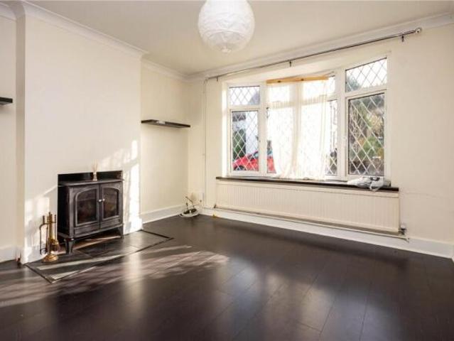 4 bedroom semi detached house for sale in Woodside Road, Lower Woodside, Luton, LU1
