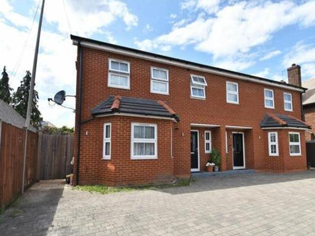 4 Bedroom Semi detached House For Sale In Aldershot, Hampshire