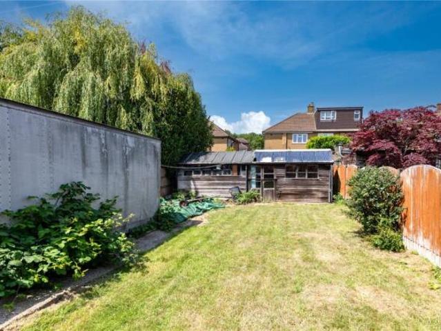 4 bedroom semi detached house for sale in Arnold Close, Luton, Bedfordshire, LU2