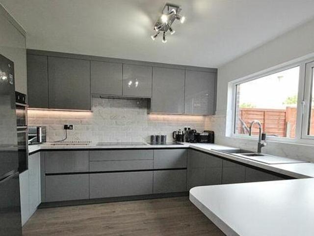 4 Bedroom Semi detached House For Sale In Bedford, Bedfordshire