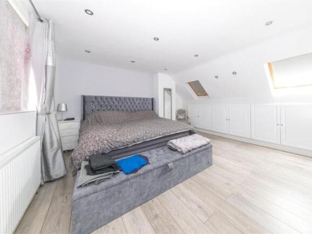 4 bedroom semi detached house for sale in Bloomfield Avenue, Luton, Bedfordshire, LU2