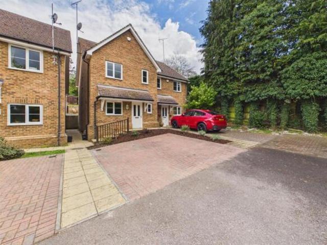 4 bedroom semi detached house for sale in Brae View, Tilehurst, Reading, RG31