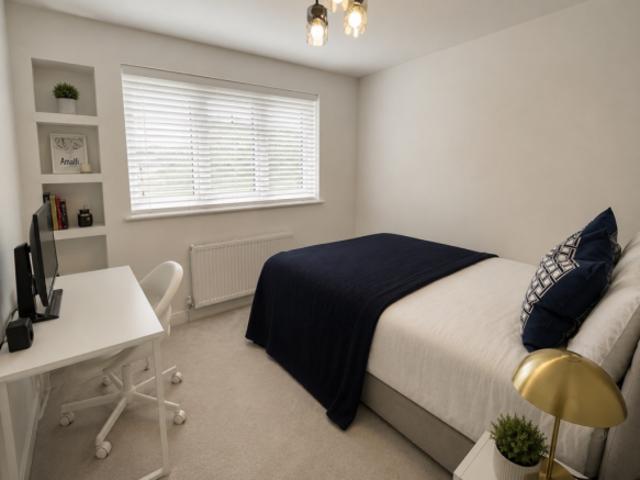 4 bedroom semi detached house for sale in Calverton Road, Luton, Bedfordshire, LU3 2SY, LU3