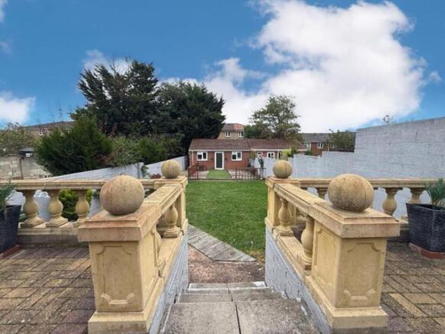 4 bedroom semi detached house for sale in Carlton Crescent, Luton, LU3