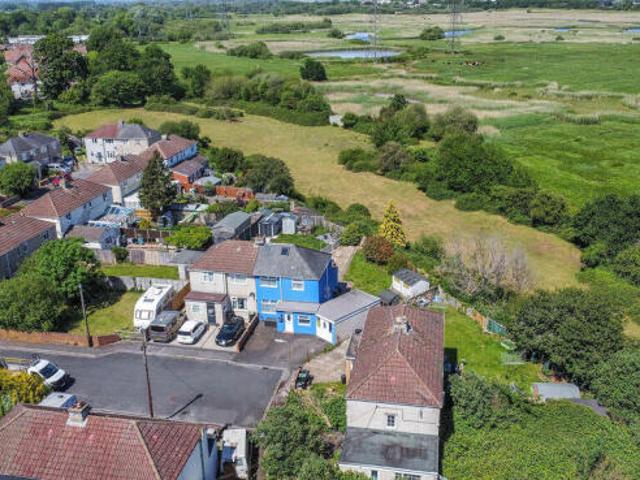 4 bedroom semi detached house for sale in Causeway Crescent, Totton, SO40