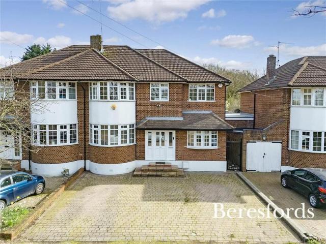 4 bedroom semi detached house for sale in Chelmsford Road, She.