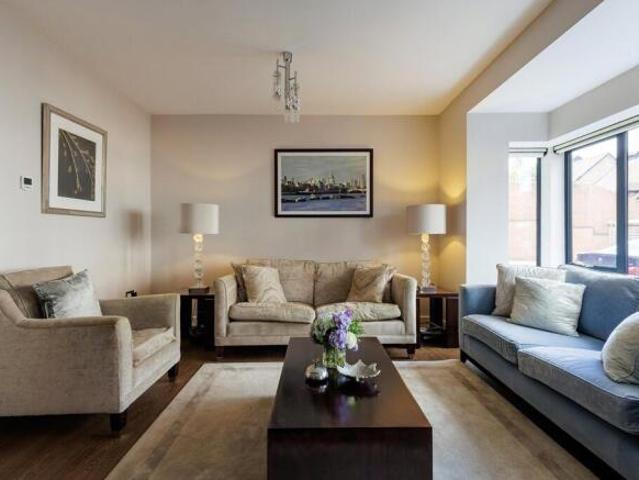 4 bedroom semi detached house for sale in Chestnut Avenue, Guildford, Surrey, GU2