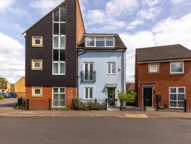 4 bedroom semi detached house for sale in Cranmore Circle, Broughton, Milton Keynes, MK10