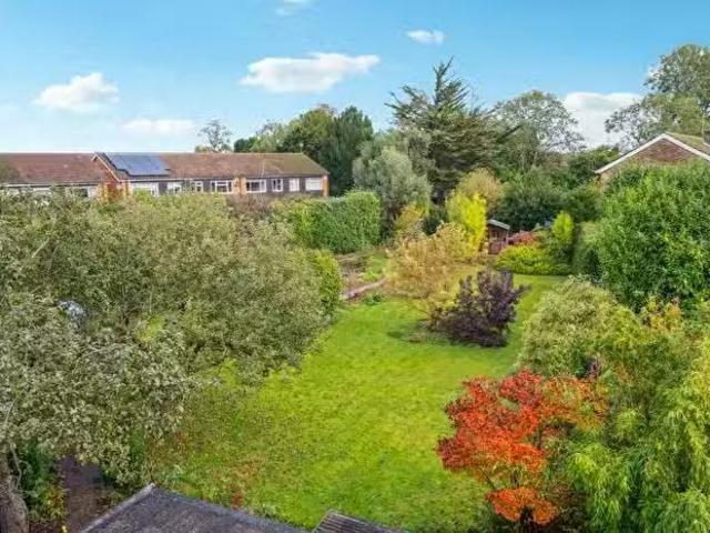 4 Bedroom Semi Detached House For Sale In Criss Grove, Chalfon.