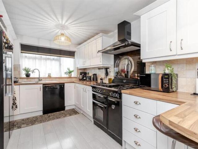 4 bedroom semi detached house for sale in Deans Gardens, St. Albans, AL4