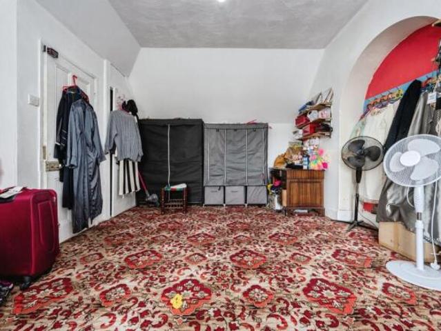 4 bedroom semi detached house for sale in Dunstable Road, Luton, LU4