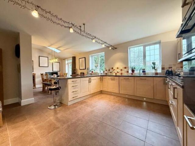 4 bedroom semi detached house for sale in Elmwood Crescent, Old Bedford Road Area, Luton, Bedfordshire, LU2 7HZ, LU2