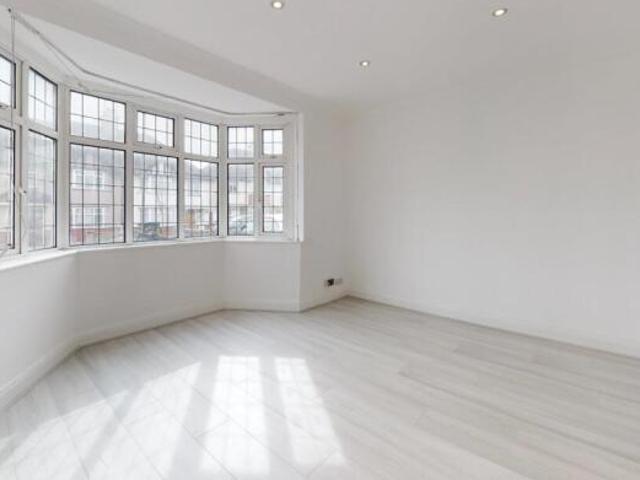4 bedroom semi detached house for sale in Elm Close, London, NW4