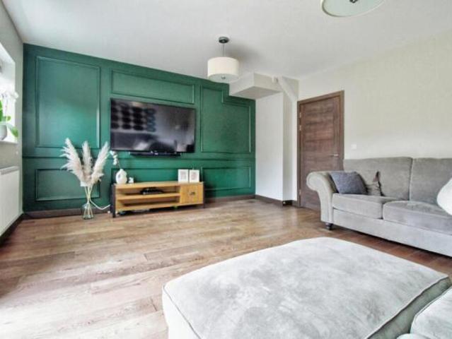 4 bedroom semi detached house for sale in Elm Gardens, Mountnessing, CM15
