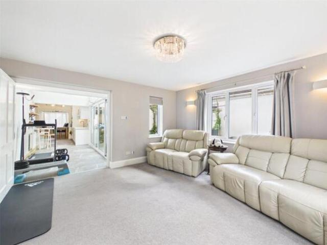 4 bedroom semi detached house for sale in Elbury Park Road, Worcester, Worcestershire, WR4