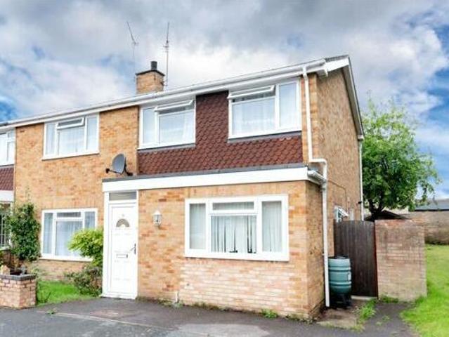 4 Bedroom Semi detached House For Sale In Farnborough